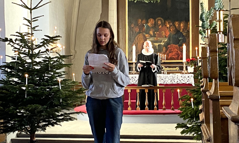 Festlig juletradition på Lundby Efterskole: Elever samles i Køng Kirke - Vordingborg In